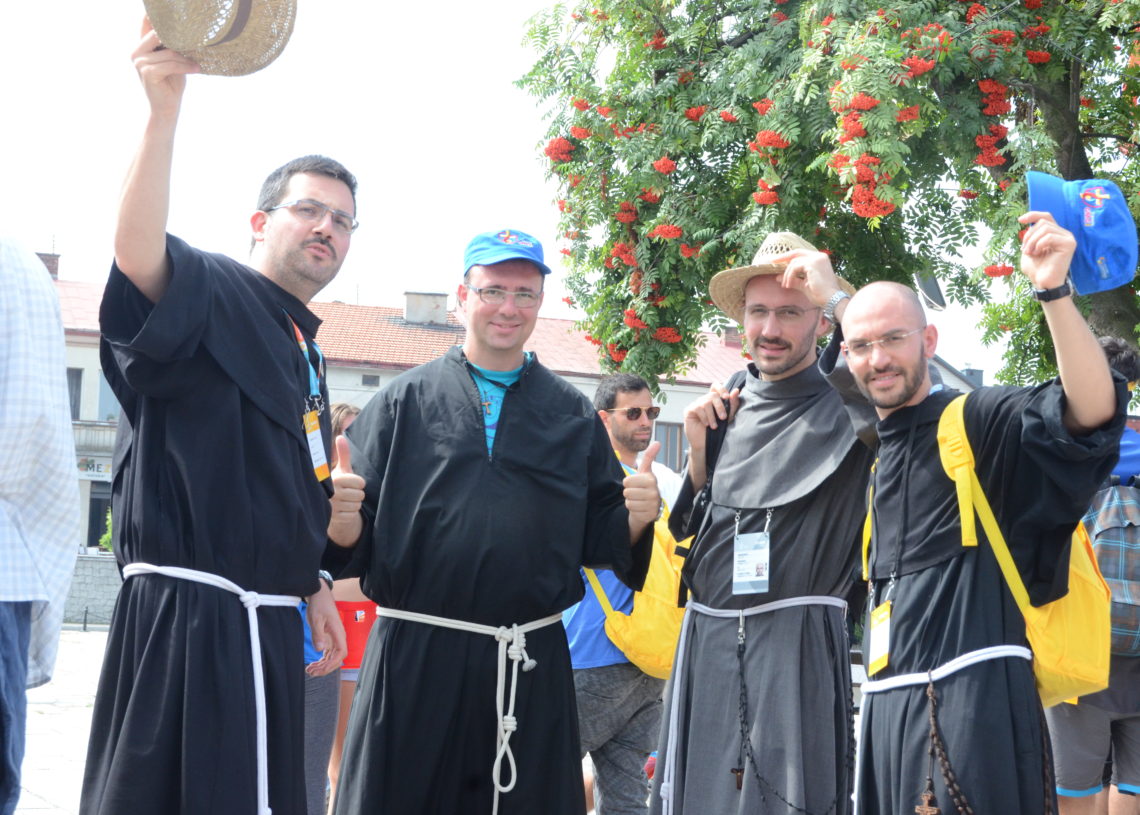 Vestire il saio francescano (Noviziato) - Vocazione Francescana