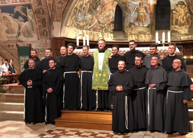 Vestire il saio francescano (Noviziato) - Vocazione Francescana