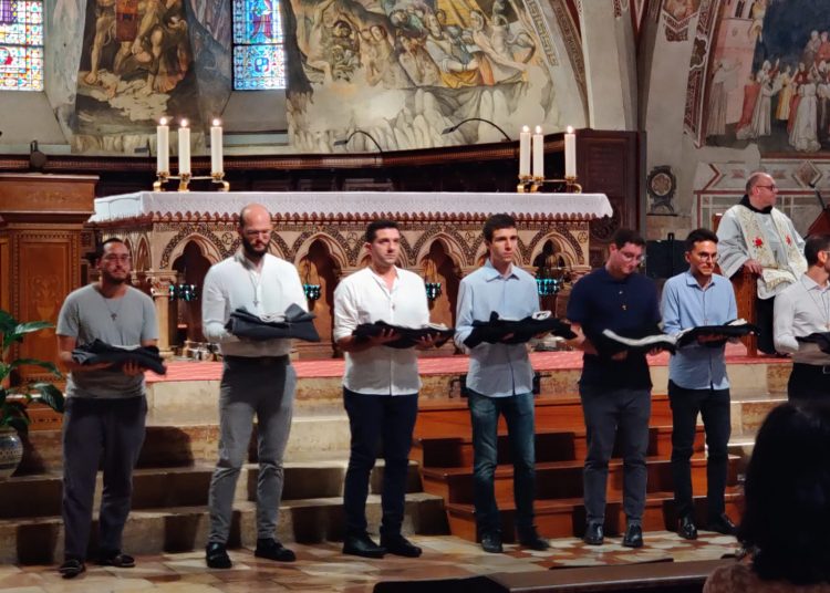 Vestire il saio francescano (Noviziato) - Vocazione Francescana